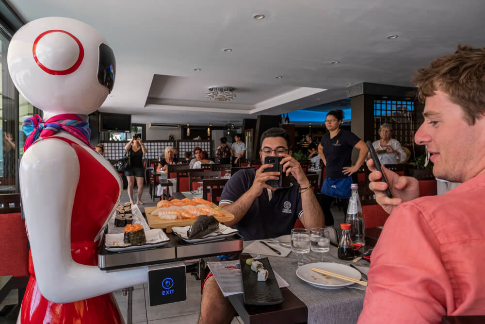 Robot restaurants save fast food outlets a bundle