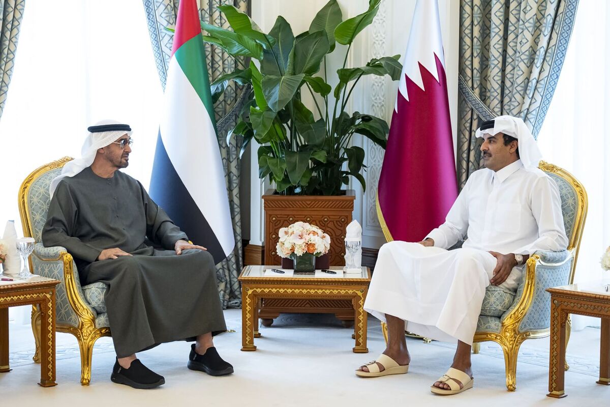 UAE President meets with Qatar's Emir Sheikh Tamim in Doha