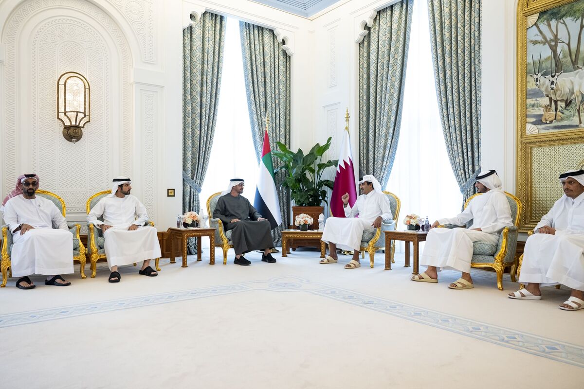 UAE President meets with Qatar's Emir Sheikh Tamim in Doha