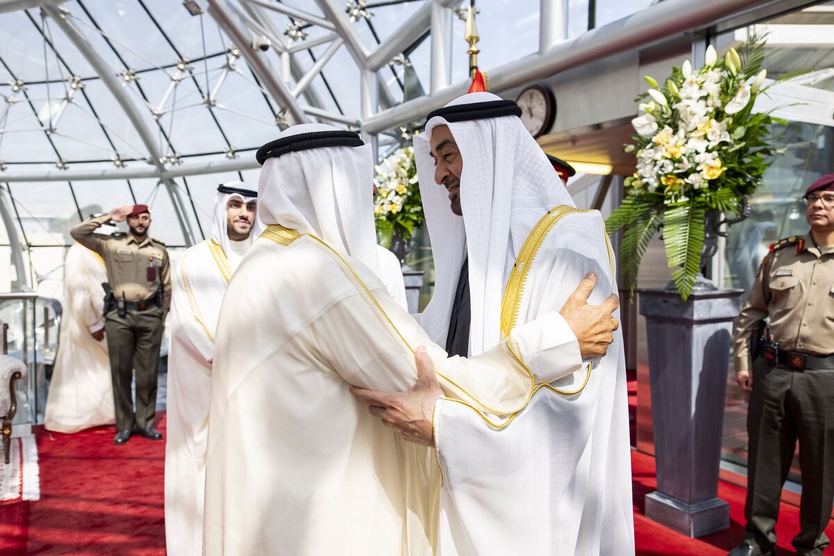 UAE President arrives in Kuwait on fraternal visit, received by Kuwaiti ...