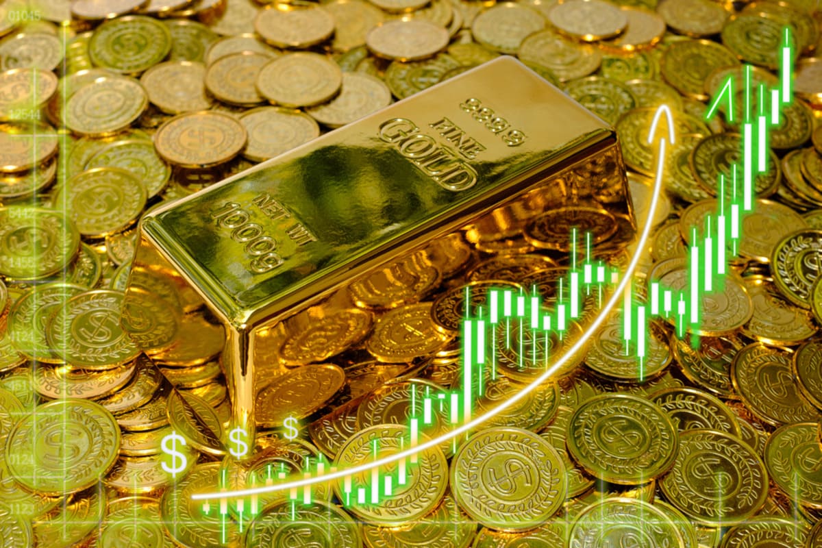 Gold prices surge past $4,600 mark amid Powell-Trump tensions, safe ...