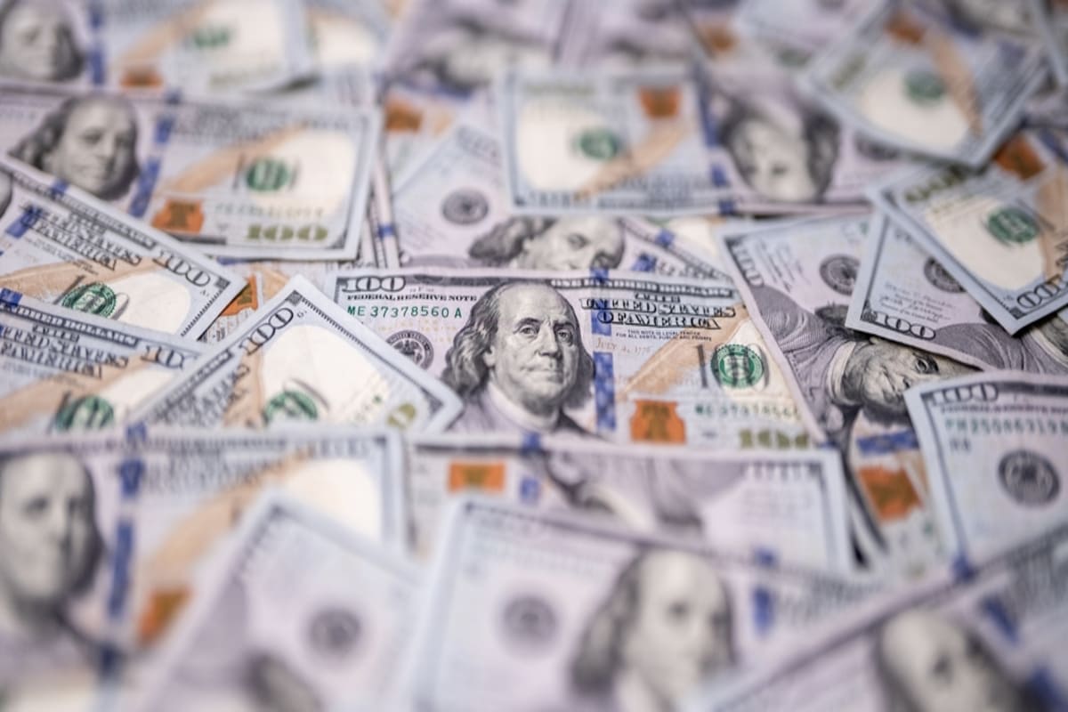U.S. dollar holds ground as oil drop, rate bets shape currency direction
