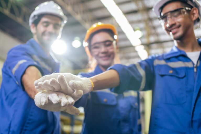 Blue-collar workers in UAE can now apply for jobs via new portal - Economy Middle East