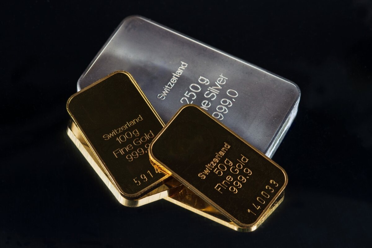 Gold prices slip to $5,211.28 as silver falls ahead of Trump's Fed ...
